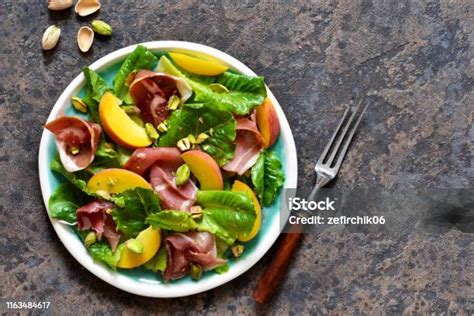 콘크리트 배경에 고추와 피스타치오를 곁들인 신선한 프로슈트 샐러드 위에서 볼 수 있습니다 0명에 대한 스톡 사진 및 기타 이미지 Istock