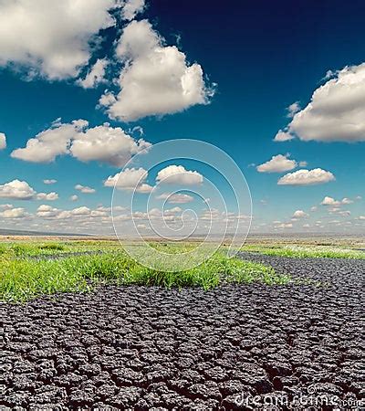 Öken Under Dramatisk Himmel Och Låga Moln Arkivfoto Bild 47353627