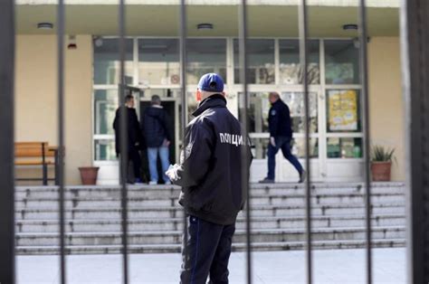 Дојави за бомби утрово во 18 училишта во Скопје