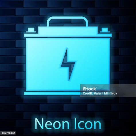 빛나는 네온 자동차 배터리 아이콘 벽돌 벽 배경에 고립 축 압 기 배터리 에너지 전력 및 전기 축 압 기 배터리 번개 볼트