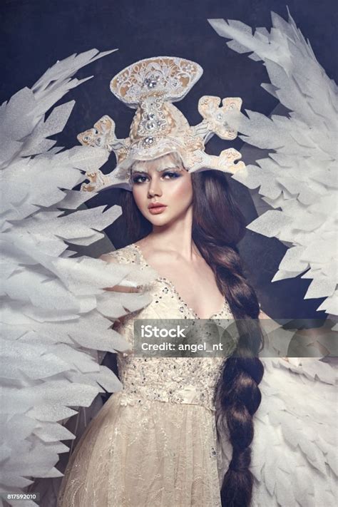 예술 천사 소녀 날개 요정 이미지입니다 백조 공주 천사 들의 여왕입니다 날개를 가진 아름 다운 드레스입니다 스튜디오 아름다움 초상 갈색 머리에 대한 스톡 사진 및 기타