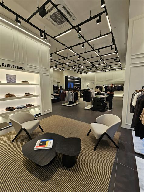 간판 거리 건축 고객 공공의 광고 굵은 글씨 그래픽 디자인 녹색 배경 도시 도시의 로고 마케팅 문화적 물건 사는 사람 보도 표지판 보이는 텍스트