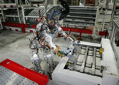 tesla ai day 2022 unveils bot humanoid robot geeky gadgets