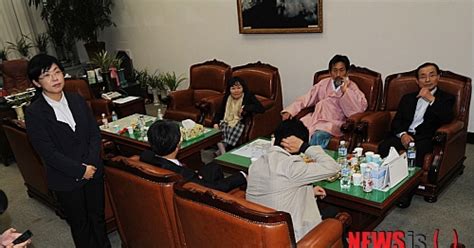 외통위원장실에서 회의 갖는 민주노동당