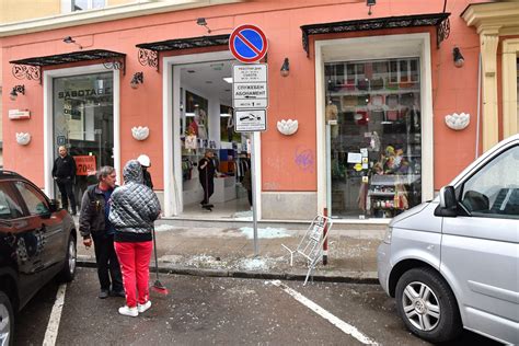 САМО В ПИК Общинарка от БСП и дружка на Корнелия Нинова помляла магазина в центъра на София с