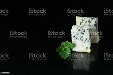 블루 치즈 고르곤졸라 또는 도르블루 로크포르트 캄보졸라 스틸튼 건강 성분 스낵 치즈 플레이트 상단 뷰 복사 공간 텍스트 식품 배경 소박한 0명에 대한 스톡 사진 및 기타