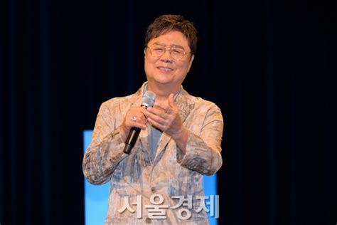 남진 신곡 이별만이 내 것 선보이며 Se★포토 서울경제