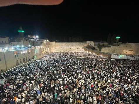 מעל 30 אלף איש הגיעו לאורך הלילה לסליחות סליחות האתר הרשמי של הכותל