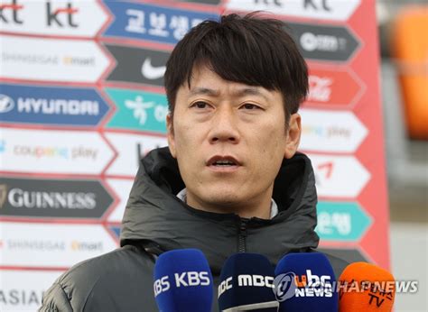 질문에 답하는 김은중 감독 연합뉴스