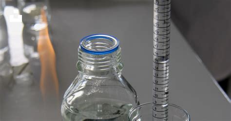 과학 실험에서 실험실 유리 제품을 볼 수 있습니다 사진 Unsplash의 무료 약 이미지