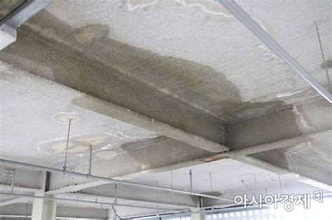 고작 32㎜ 비에 준공 3년 된 공영주차장 물 뚝뚝부실공사 의혹 아시아경제