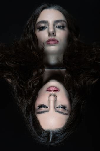 물결 모양의 머리카락과 거울에 비친 얼굴 반사를 가진 아름다운 여자의 초상화 여자에 대한 스톡 사진 및 기타 이미지 여자 한 명의 여자만 미스터리 Istock