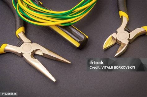 검은 배경의 전기 기술자를위한 펜치 도구 및 전선은 마스터가 전기를 수리하는 데 사용됩니다 0명에 대한 스톡 사진 및 기타 이미지 Istock