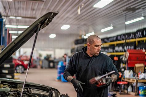 수리공 자동차 정비사 손에 문신백인 자동차 수리점에서 작업 백인 남성 드라이버를 따기 검사 보기에 대한 스톡 사진 및 기타