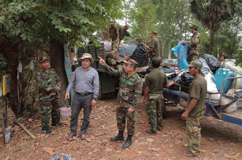 កងកម្លាំងដឹកជញ្ជូនយោធភូមិភាគទី៤ ចុះជួយដឹកជញ្ជូនសម្ភារៈ និងគ្រឿងផ្ទះប្រជាពលរដ្ឋ