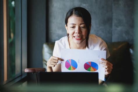 premium photo businesswoman in casual show data and chart presenting