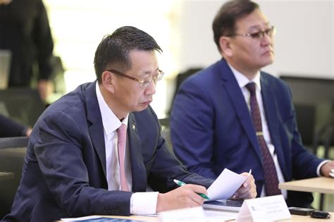 ДЭЭД БОЛОВСРОЛЫН САЛБАРЫН АСУУДАЛ ШИЙДЛИЙГ ХЭЛЭЛЦЭЖ БАЙНА Боловсрол шинжлэх ухааны яам