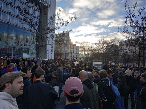 В Париже начался марш за выход Франции из НАТО и против вооружения Украины