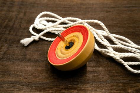 전통인 장난감・팽이를 돌리자 끈을 감는 법과 돌리는 방법을 알 수 있다 이것을 보면 당신도 큰 재주를 부릴 수 있다 체험・액티비티｜cool Japan Videos