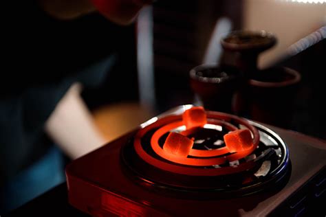 붉은 뜨거운 석탄을 가진 시샤 물 담 뱃 대 휴식과 시샤 연기 코코넛 숯과 현대 Hookah 석탄에서 물 담 뱃 대와 불꽃 검은색에 대한 스톡 사진 및 기타 이미지 Istock