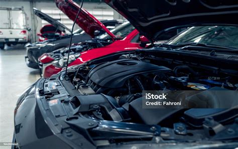 자동차 수리점 자동차는 수리 및 유지 보수 서비스를 위해 차고에 주차 된 보닛을 엽니 다 주유소에서 차량 점검 자동차 수리점에서 검사를 기다리는 자동차 자동차 정비 및 체크