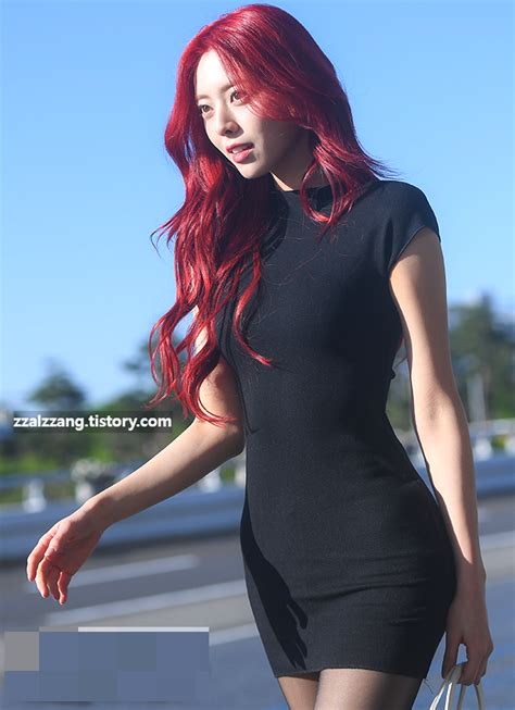 출국하는 있지 골반 여신 유나 밀착 원피스 몸매 미모 [짤짱]