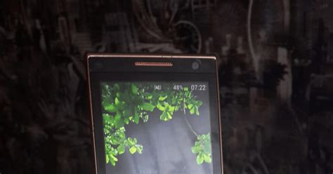 Этот смартфон раскладушка работает на Android и имеет два сенсорных дисплея и один небольшой