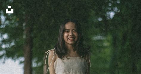 낮 동안 회색 콘크리트 통로에 서 있는 흰색 스파게티 스트랩 드레스를 입은 여자 사진 Unsplash의 무료 아름다운 소녀들 이미지