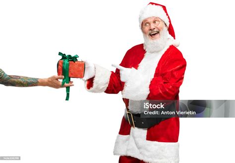 산타 클로스의 이미지에서 노인의 초상화가 흰색 배경 위에 고립 된 남자에게 선물 상자를주는 모습 12월에 대한 스톡 사진 및 기타 이미지 Istock