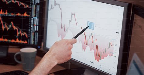 데이터 분석 창의적인 사무실에서 일하는 동안 펜으로 차트에 제시된 데이터를 가리키는 젊은 사업가의 클로즈업 사진 Unsplash의 금융 및 경제 이미지