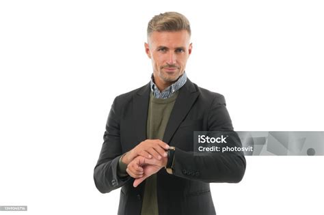 시간 계산 잘 생긴 성숙한 남자 보스 정시성 주셔서 감사합니다 사업가는 흰색에 고립 된 시간을 확인합니다 시간 관리 마감일까지 작업 비즈니스 미팅 정장 스타일 시간은