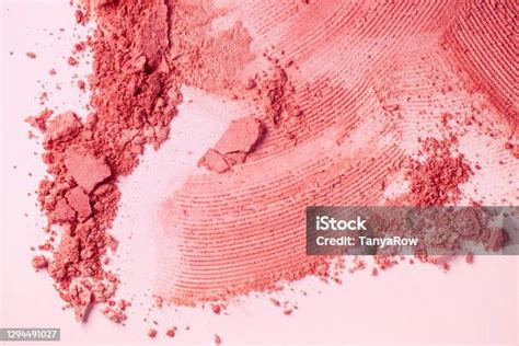 밝은 코럴 퍼플 핑크 얼룩메이크업 그라데이션 텍스처 팔레트 컨실러 파운데이션 매트 블러셔 파우더 핑크와 블랙 리디지드 백그라운드 메이크업 화장품에 대한 스톡 사진 및 기타