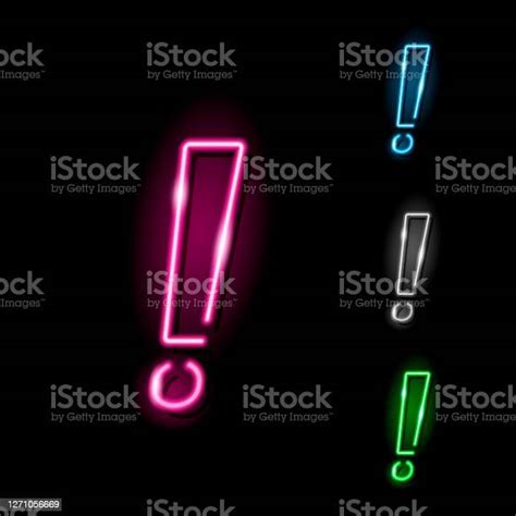 네온 느낌표 아이콘은 검은 색 배경에 고립 된 네 가지 색상으로 표시합니다 경고 주의 기회 정보 주의 개념 야간 간판 스타일