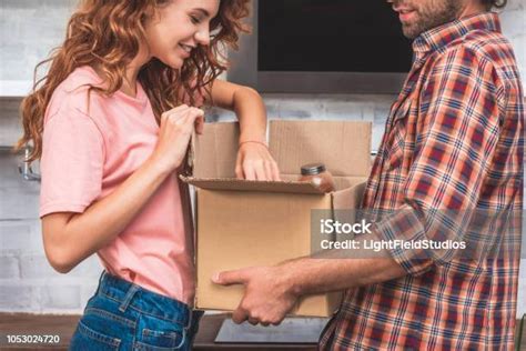 커플 새로운 가정에서 골 판지 상자를 풀고의 이미지를 자른 곱슬 머리에 대한 스톡 사진 및 기타 이미지 곱슬 머리 남자