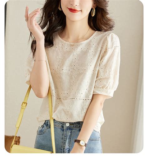 플라워 스티치 라운드넥 린넨 블라우스