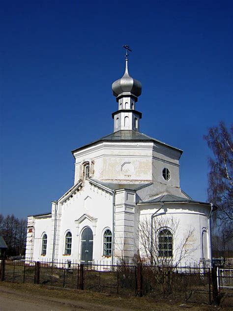 Долоцкое Устюженский район Церковь Космы и Дамиана фотография общий вид в ландшафте