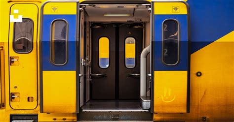 문이 열린 노란색과 파란색 열차 사진 Unsplash의 무료 네덜란드 이미지