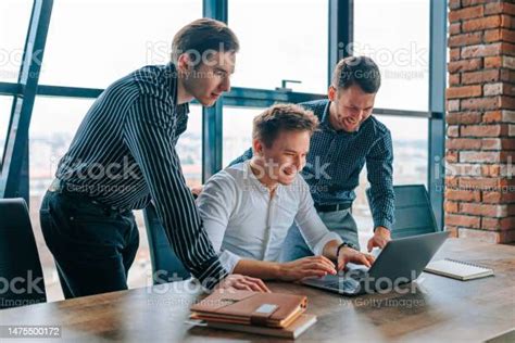 노트북 프로젝트에서 함께 성공을 축하하는 세 명의 남성 동료 그룹 20 24세에 대한 스톡 사진 및 기타 이미지 20 24세 3 명 30 34세 Istock