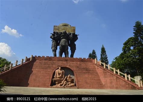 古城肩负金印的四武士城墙雕塑高清图片下载 红动中国