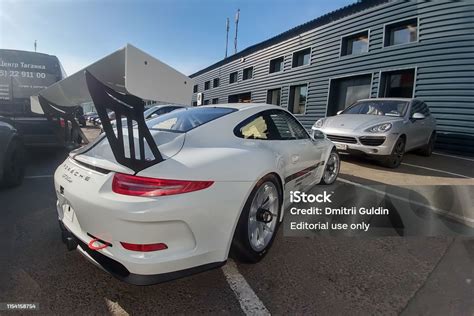 거리에 주차 된 화이트 포 르 쉐 911 Gt3 Rs 컵 슈퍼 조정 및 전체 수정 레이싱 카 후면 우측 뷰 자이언트 스포일러 전문 기술에 대한 스톡 사진 및 기타 이미지