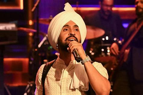 Diljit Dosanjh Diljit Dosanjh Mother Break Down When Singer Introduce Her On Manchester Show