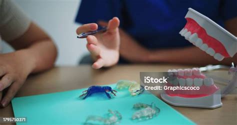 젊은 의사 치과 의사가 입 모델에 치아에 교정기를 착용 한 환자에게 설명 20 24세에 대한 스톡 사진 및 기타 이미지 20 24세 25 29세 2명 Istock