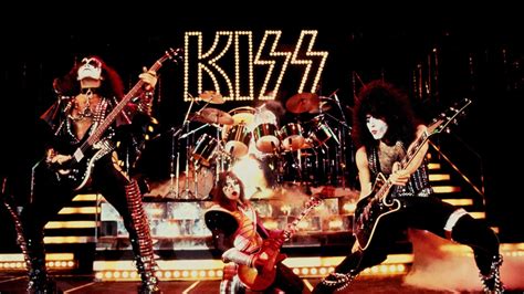 19. August, 1977: Kiss does the legendary "Alive II" photo session ...