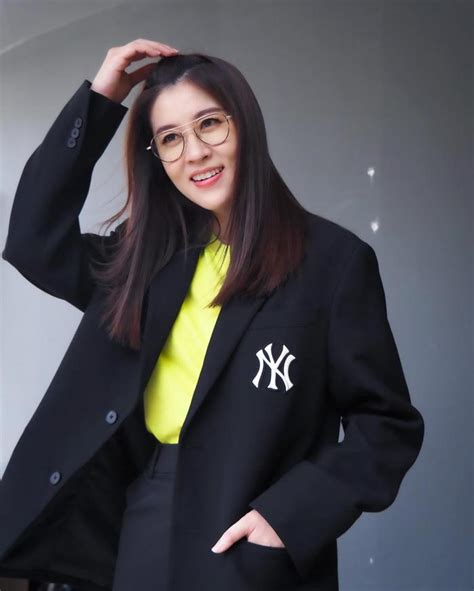 เชียร์ ฑิฆัมพร นุ่งบิกินี่อวดหุ่นเฟิร์ม ซัมเมอร์นี้แซ่บไฟลุกทำคอมเมนต์แตก