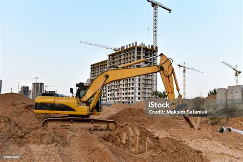 건설 현장에서 토목 공사에 굴삭기 기초 공사 및 도로 건설에 백호 0명에 대한 스톡 사진 및 기타 이미지 0명 개발 건설