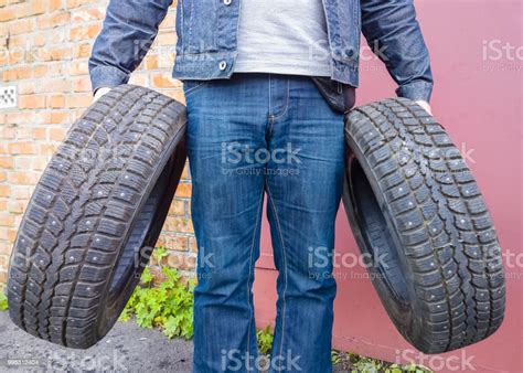자동차 타이어를 유지 하는 남자 본문 선택적 초점의 부분입니다 교통에 대한 스톡 사진 및 기타 이미지 교통 기계공 길이 Istock
