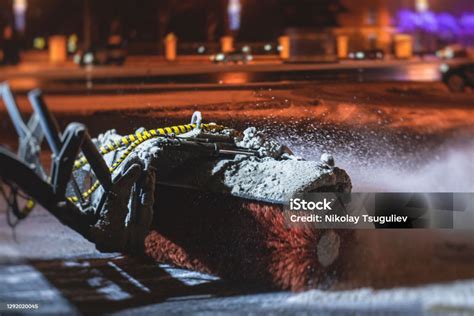 도시 차량 불도저 스노우 블로어 쟁기 트럭 스노우 블로우 겨울 밤에 눈 제거 장비와 도시 거리와 도로에 눈 제거의 과정 0명에 대한 스톡 사진 및 기타 이미지 Istock