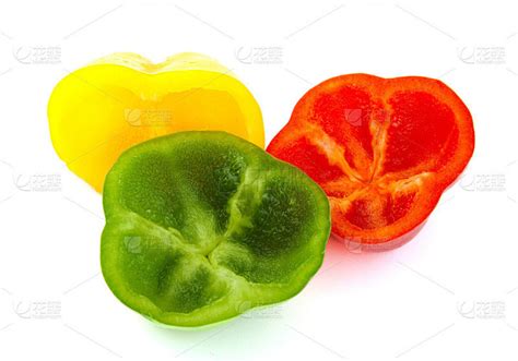 里面放上新鲜的红、绿、黄辣椒