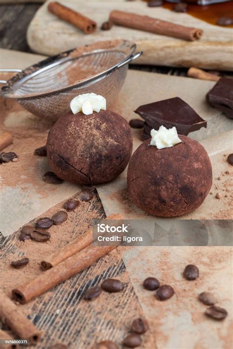 코코아와 설탕이 든 버터 크림을 곁들인 비스킷 부스러기로 만든 케이크 갈색에 대한 스톡 사진 및 기타 이미지 갈색 감자 요리 건강한 식생활 Istock