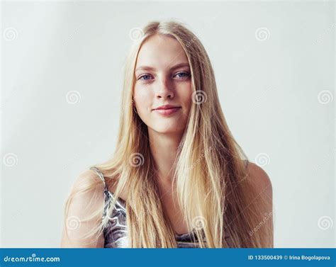 Belle Fille Blonde De Femme Avec De Longs Cheveux Blonds Lisses Et Beau Image Stock Image Du